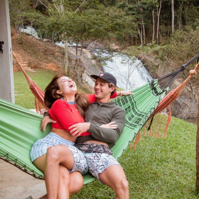 Larissa Manoela surge em clima de romance com André Luiz Frambach e se declara: 'Amor que aquece ...