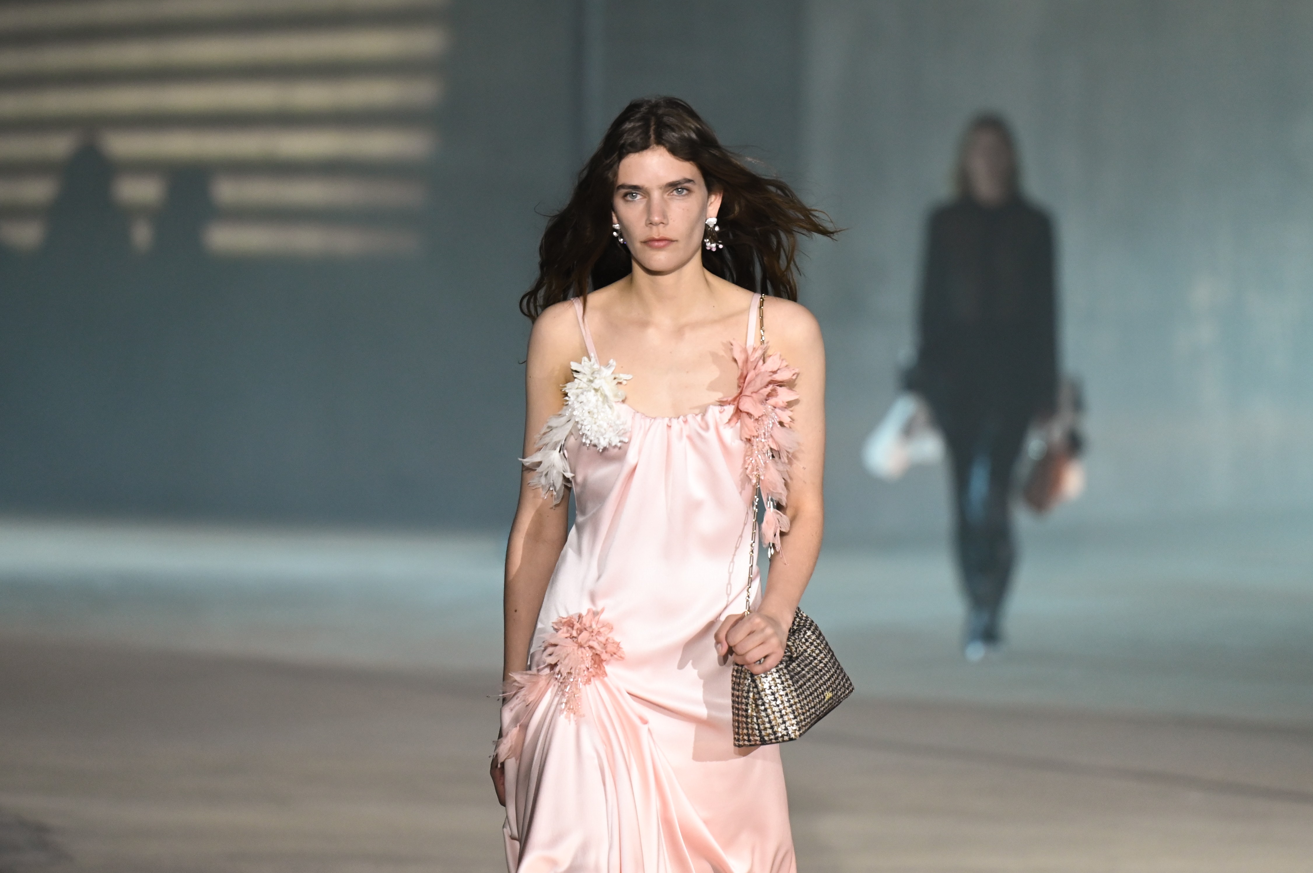Jonathan Anderson homenageia relação da Dior com Hollywood em desfile ...