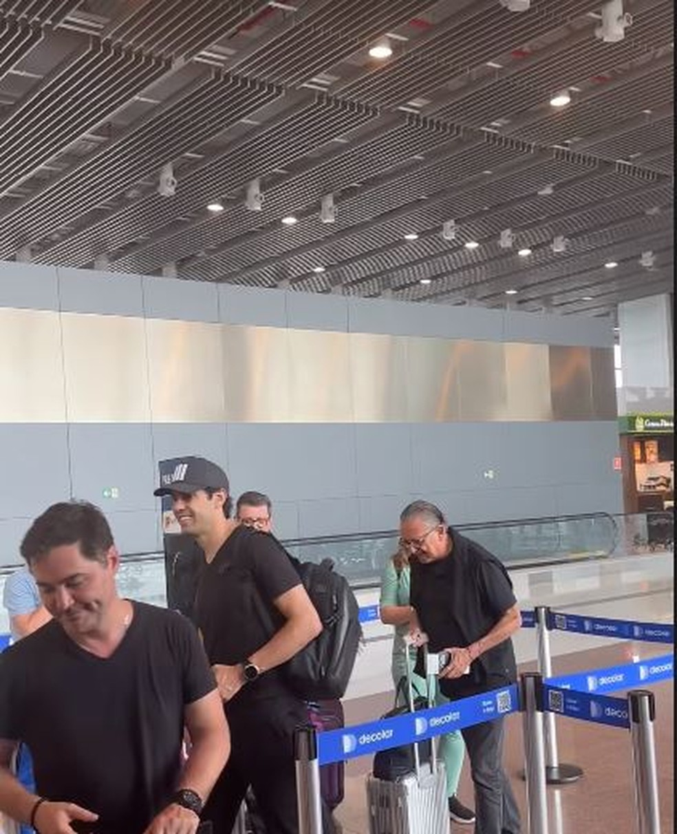 Desirée e Galvão Bueno se encontram com Kaká e Carol Dias em aeroporto ...