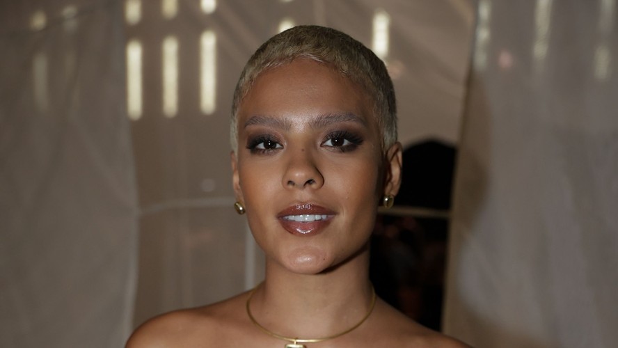 Bella Campos muda o visual e aparece platinada em desfile: 'Estou em um ...