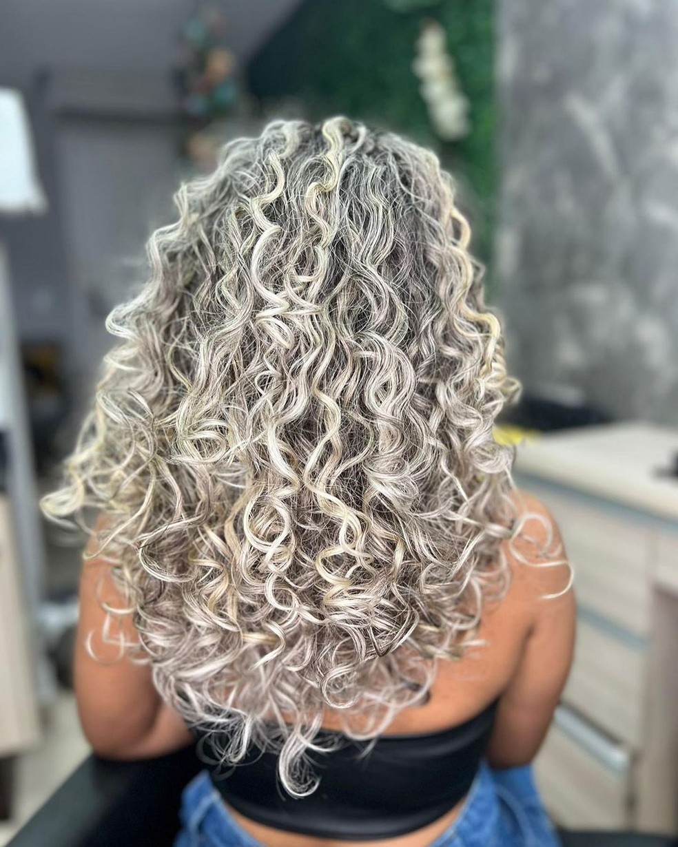 Cabelos cacheados loiros: 15 inspirações para apostar na cor
