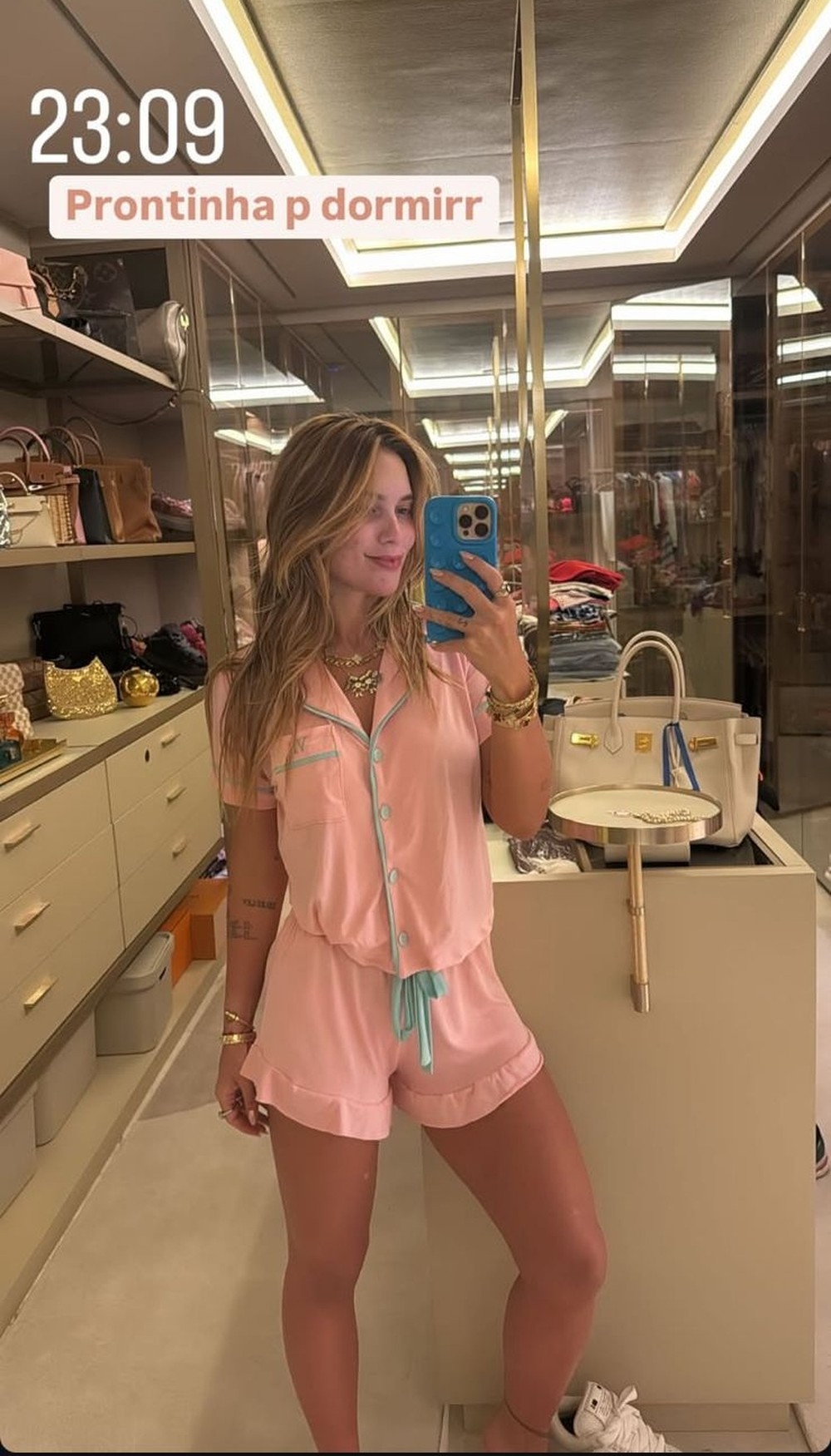 De shortinhos de pijama, Virginia posa dentro de seu closet gigante