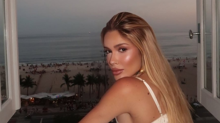 Karoline Lima posa de forma conceitual na janela de hotel com vista ...