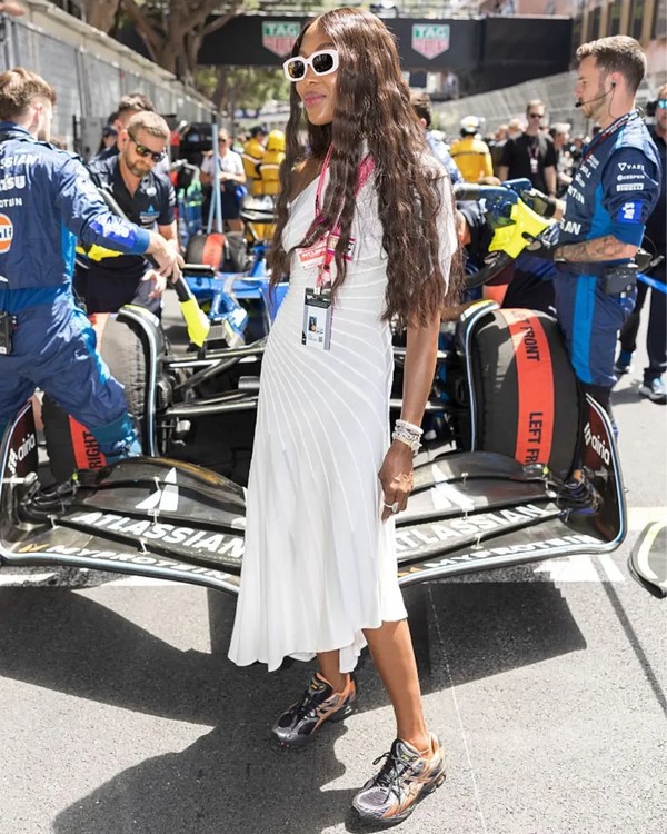 Naomi Campbell troca os saltos por estes 3 tênis tendência da temporada