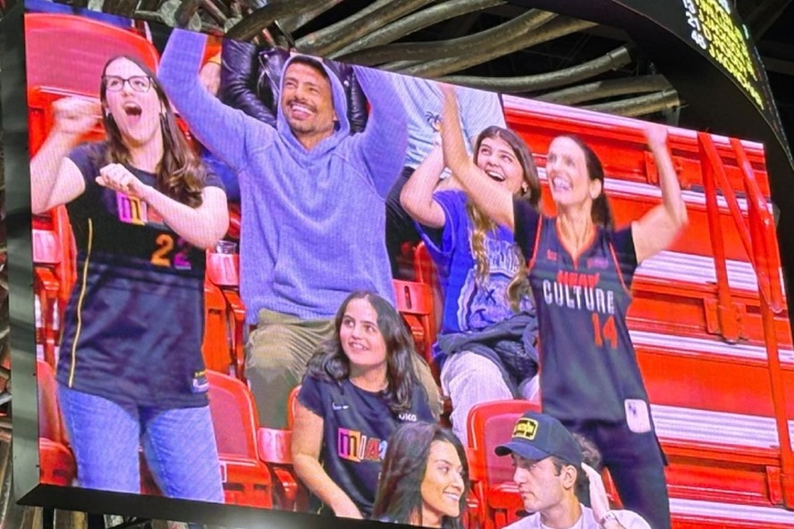 Cauã Reymond aparece com a filha, Sofia, em telão de jogo de basquete ...