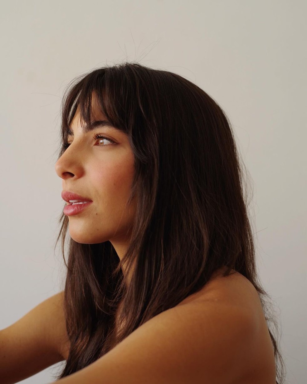 Rayssa Bratillieri, de 'Elas por Elas', posa de topless e mostra novo visual