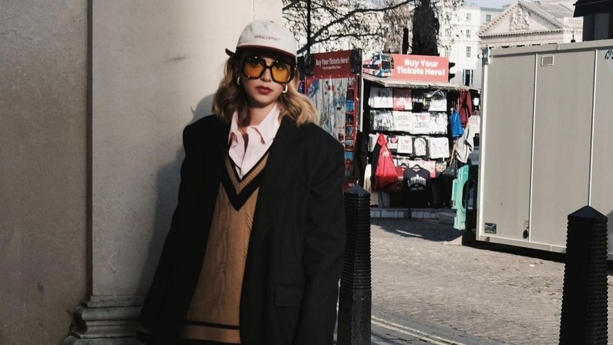 Isabella Scherer une couro e alfaiataria em look para passear por Londres