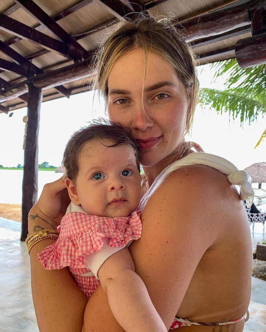 Virgínia mantém a tradição e enterra cordão umbilical da filha, Maria Flor