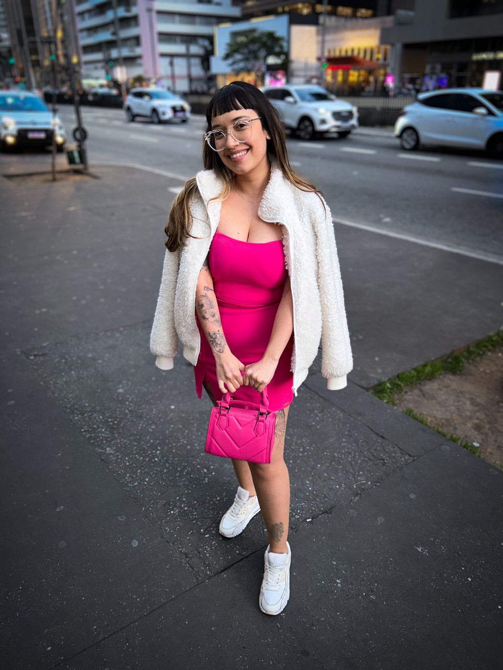 Da telona para as ruas: o rosa da Barbie domina streetwear no dia da ...