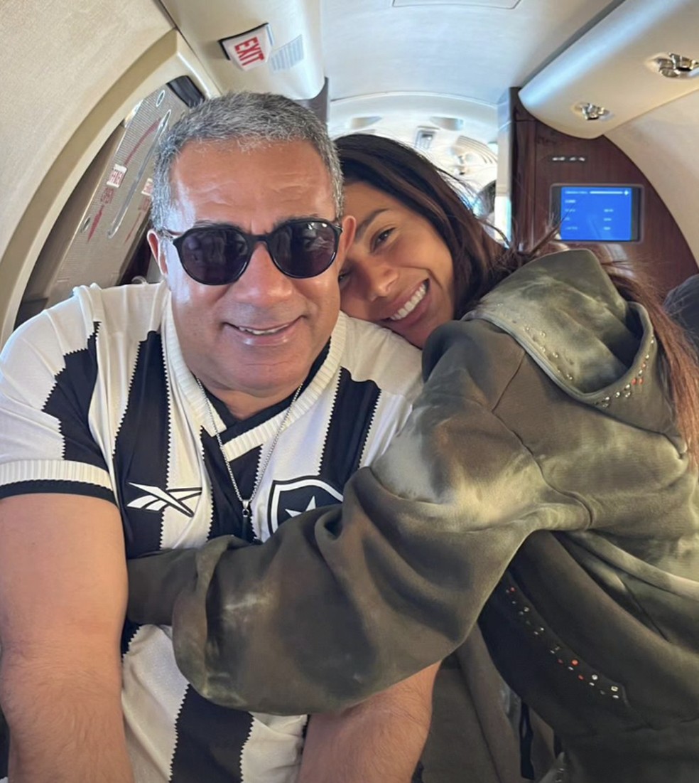 Anitta chega de jatinho e aposta em look ousado para férias ao lado do ...
