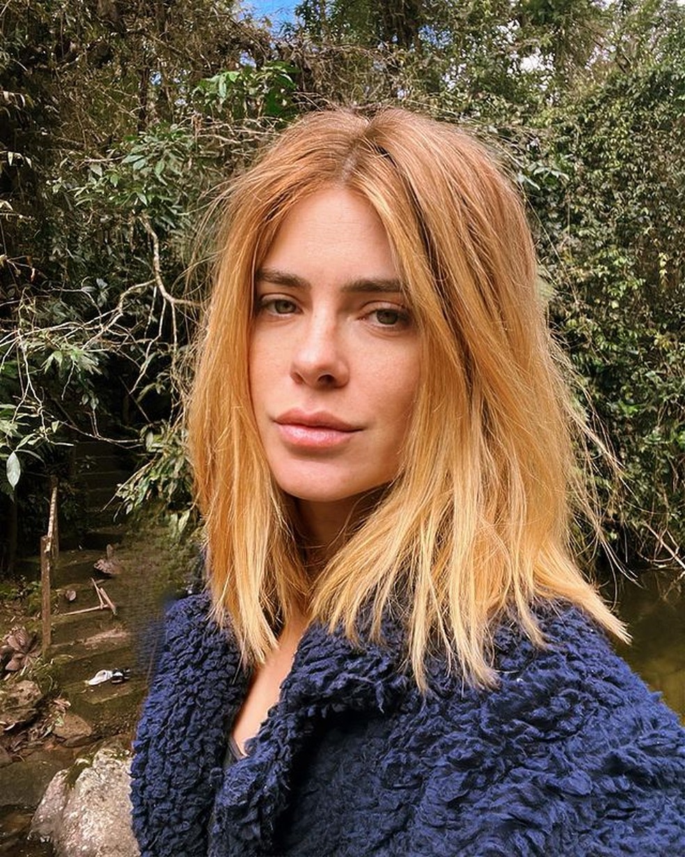 Carolina Dieckmann posa em cachoeira e detalhe inusitado chama atenção