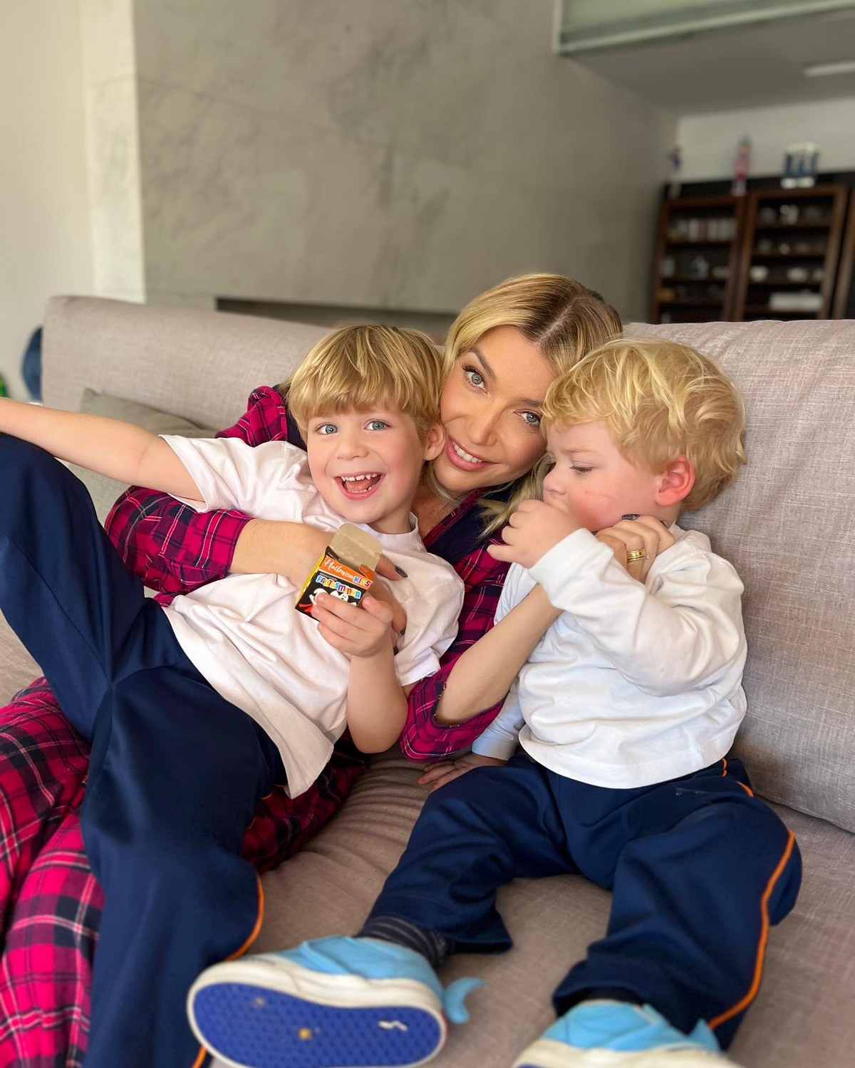 Luiza Possi encanta a web ao posar com filhos: 'Mamãe coruja baba mesmo'