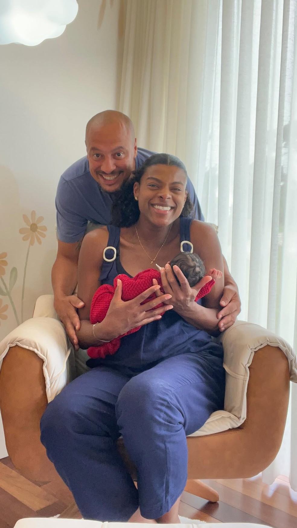 Fernanda Garay mostra chegada da filha recém-nascida à casa da família