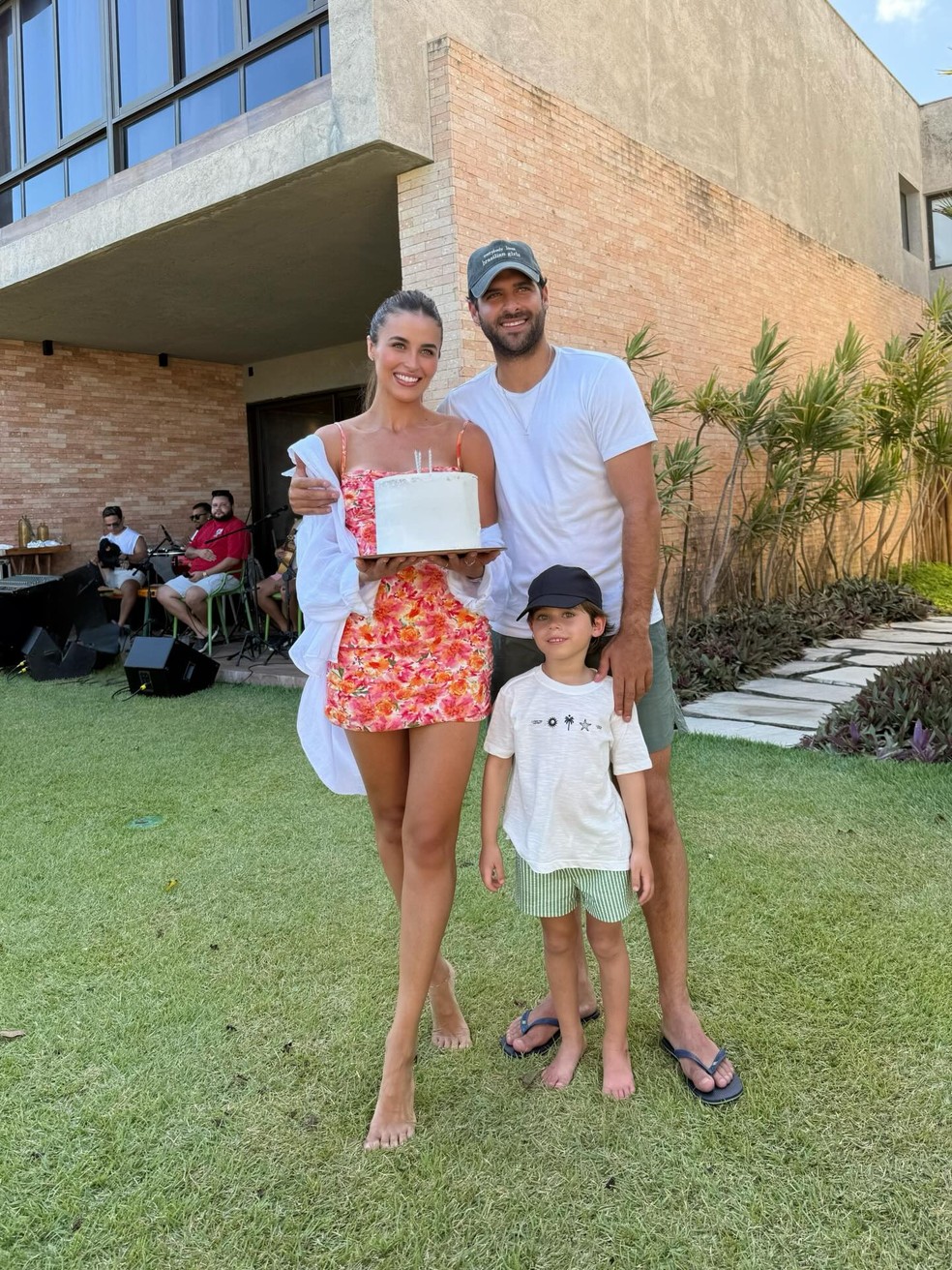 Ao lado do filho com Lucas Lucco, Lorena Carvalho se declara ao noivo ...