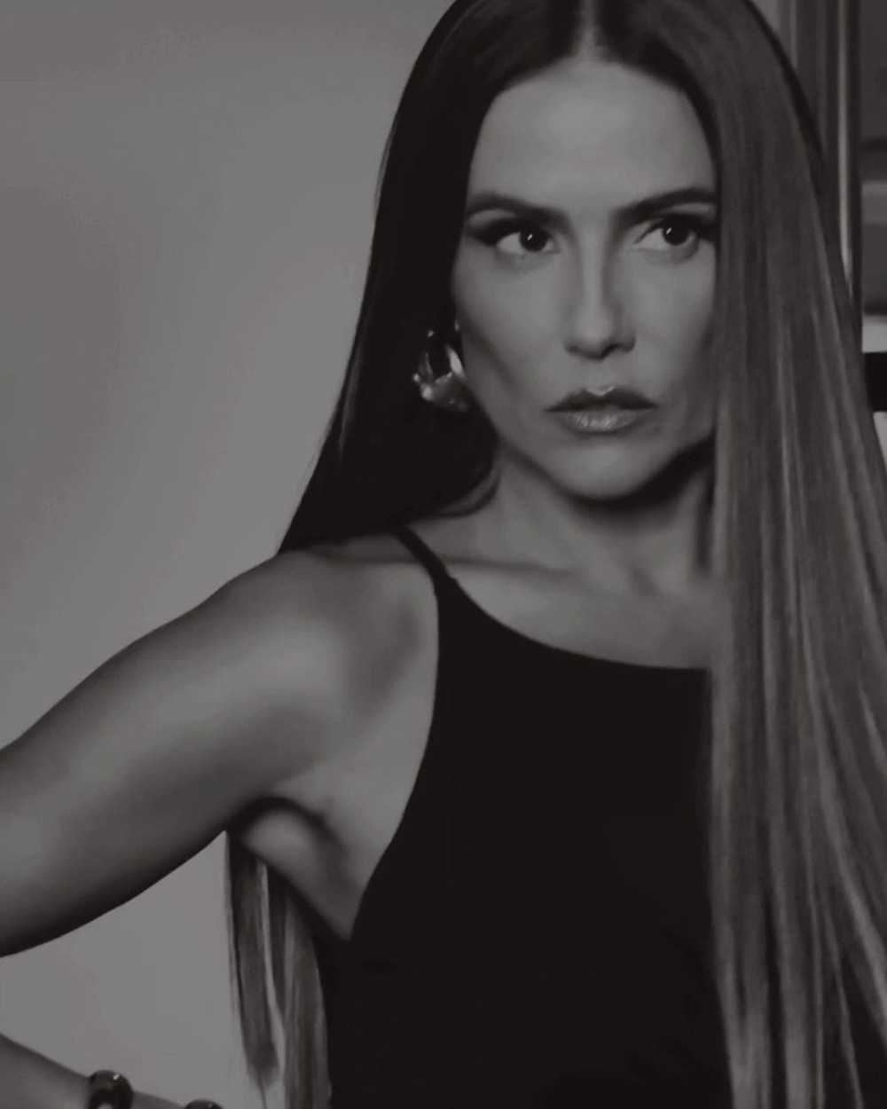 Solteira, Deborah Secco deixa barriga a mostra com look preto e dourado ...