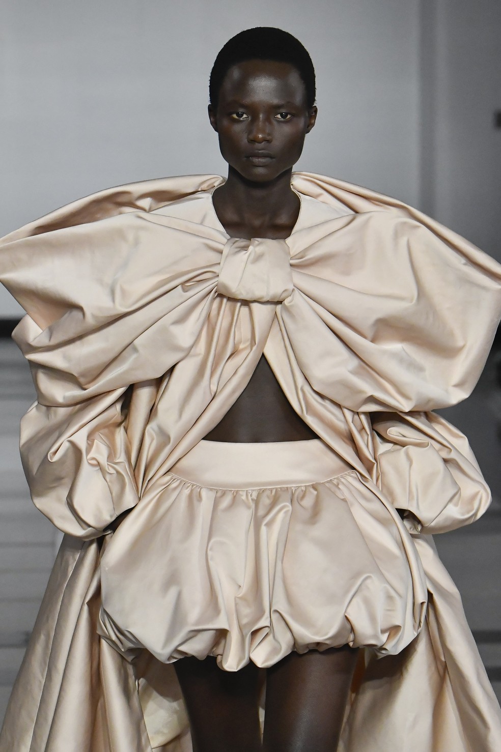 Ultrafeminina e com referências históricas, moda de Simone Rocha vira ...