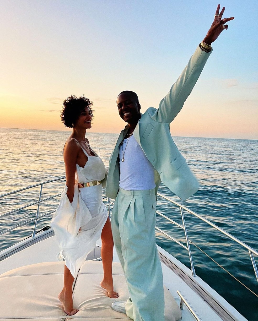 Débora Nascimento tieta Rita Ora em show em Dubai: 'Meta de vida'