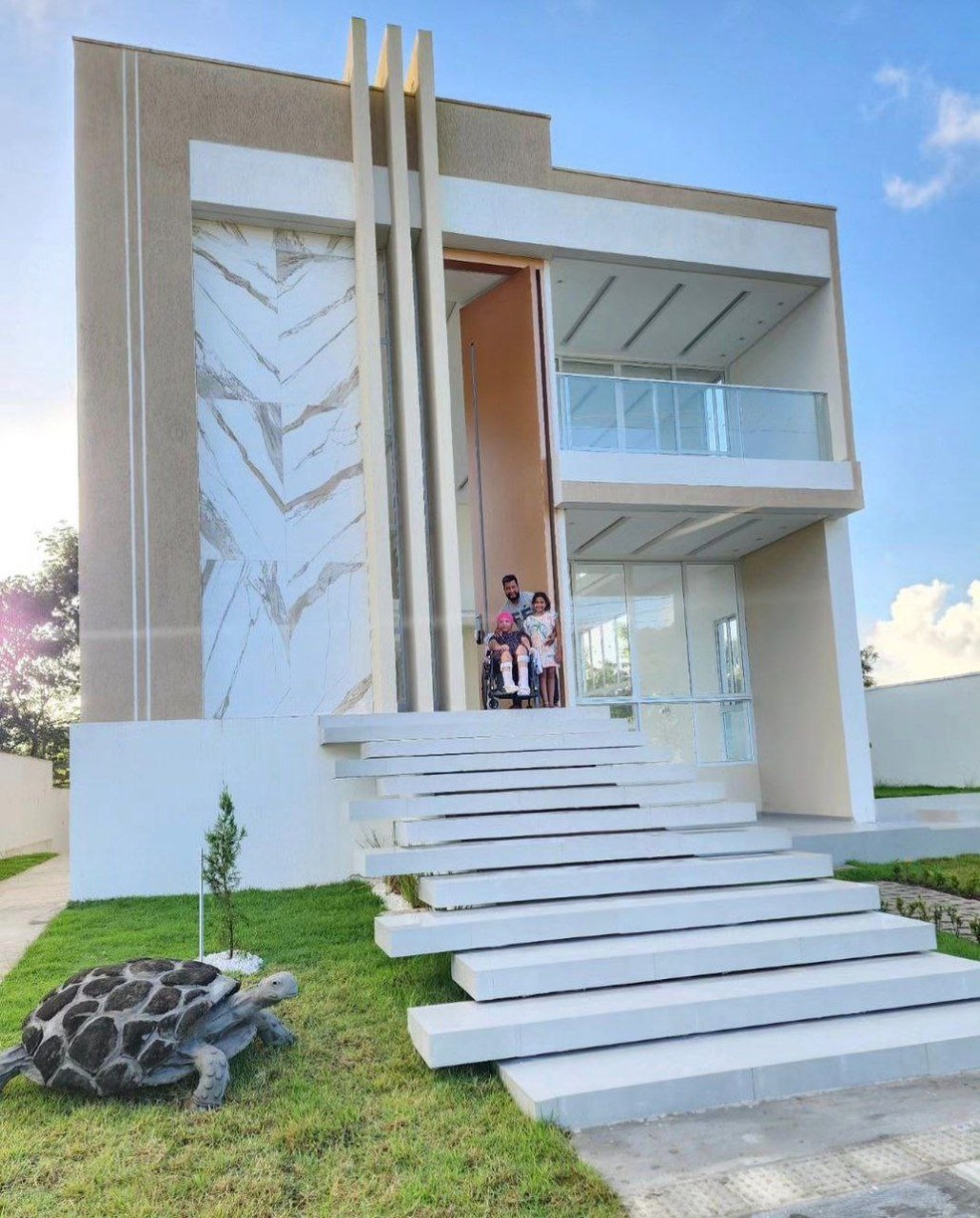 Amanda Wanessa aparece em nova foto com a família em casa de luxo comprada pelo marido