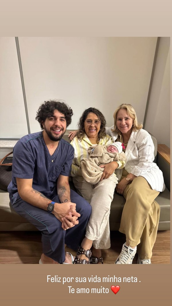 Avós reunidas: mães de Nattan e Rafa Kalimann paparicam a neta, Zuza