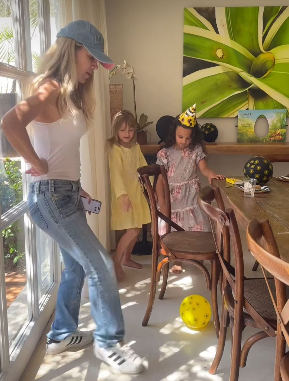 Eliana dança à 'Pop pop' com filha e amiguinhas; veja