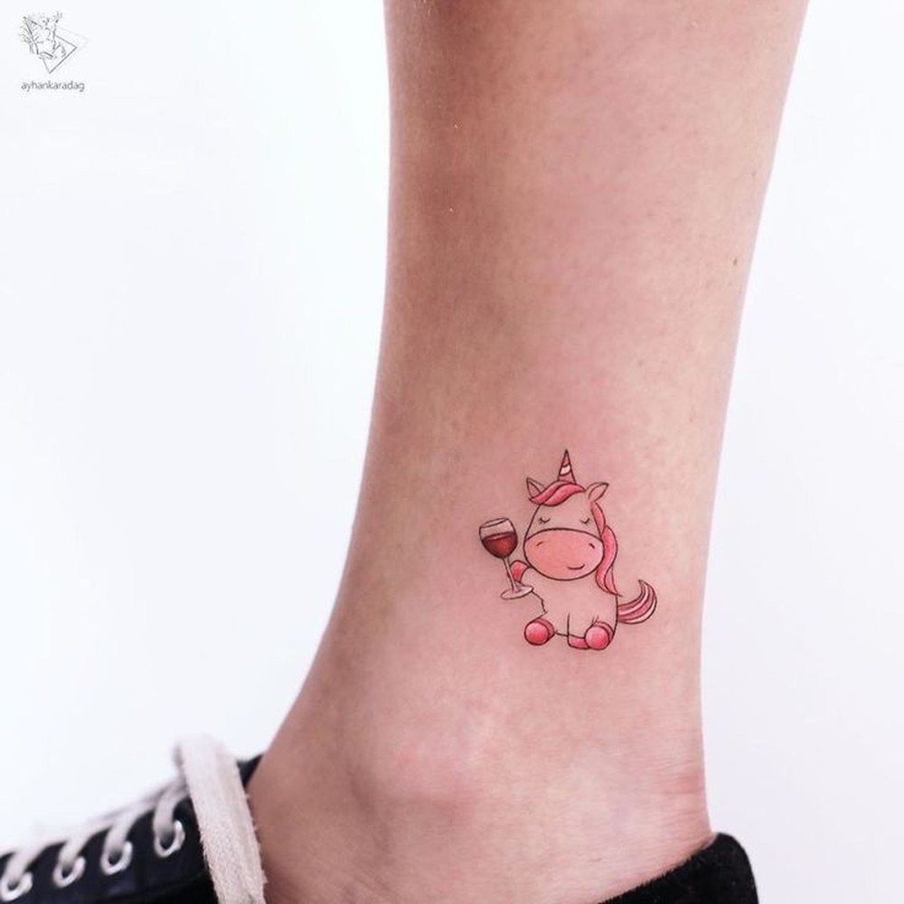 Mais cor! 35 ideias de tatuagem colorida feminina para se inspirar