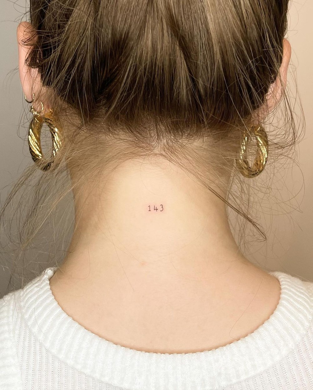 Tatuagem feminina na nuca: 21 ideias para eternizar na pele