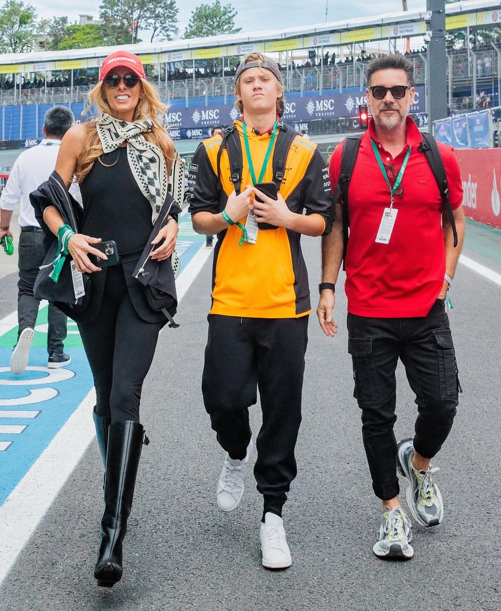 Adriane Galisteu posa em frente à pintura de Senna em Interlagos ...