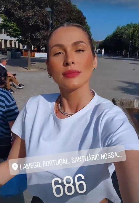 Livia Andrade sobre quase 700 degraus para conhecer igreja de Portugal ...