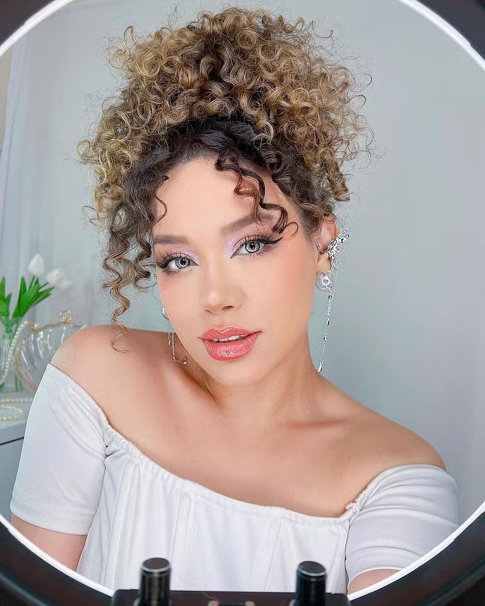 Coque abacaxi: guia definitivo do penteado queridinho das cacheadas