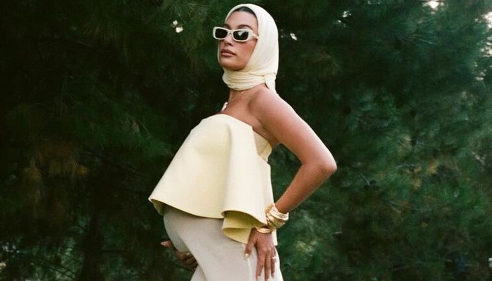 O look de Hailey Bieber para seu chá de bebê nos cativou, do lenço ...