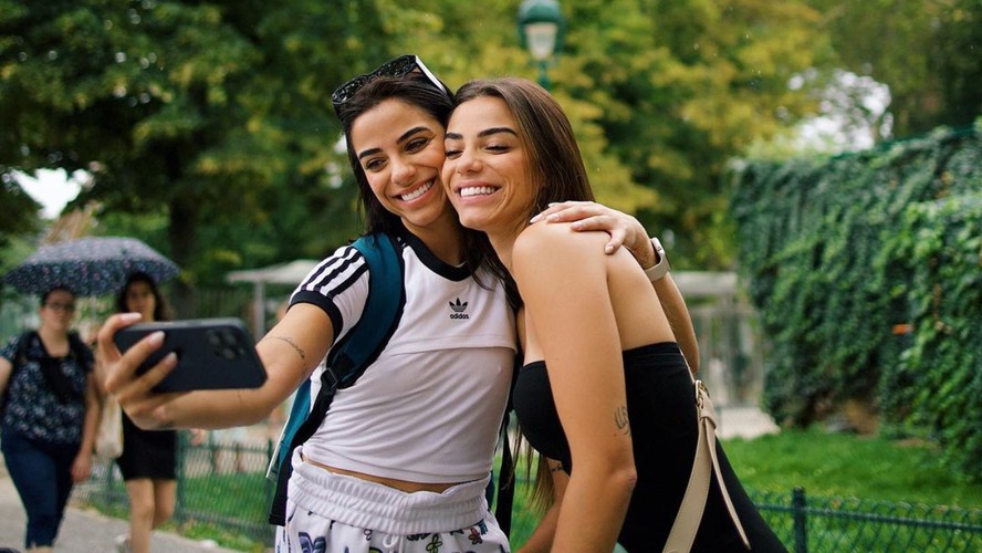 Key Alves abre álbum de viagem a Paris com irmã gêmea: 'Que experiência!'