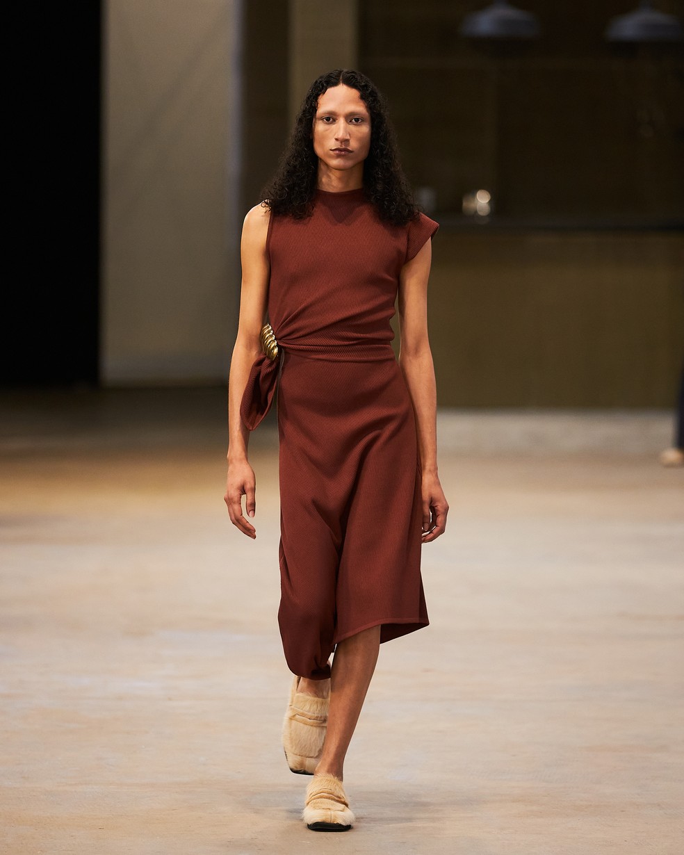 Mais madura, Anacê desfila pela primeira vez fora do calendário oficial