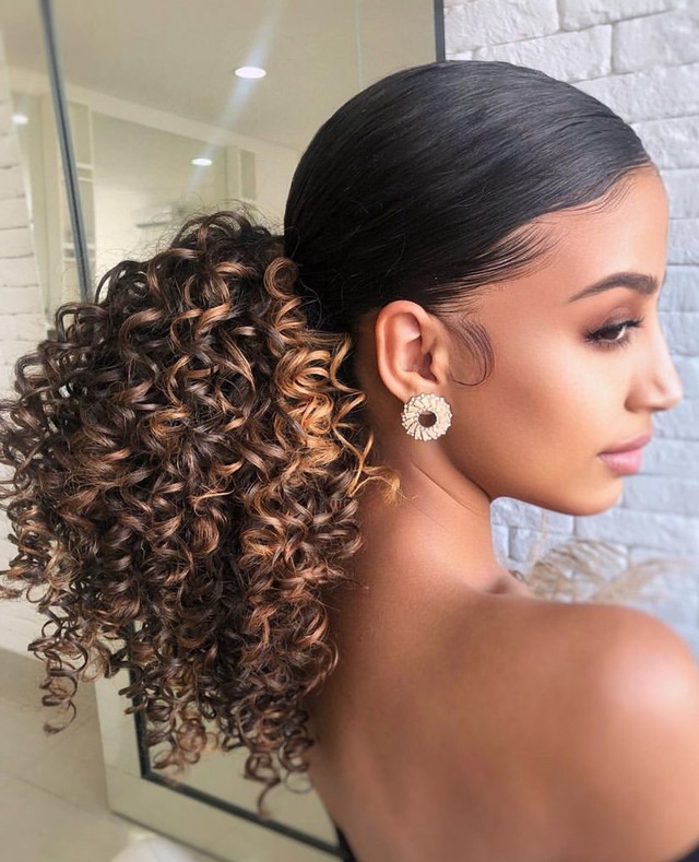 18 ideias de coques em cabelos cacheados e crespos para inspirar
