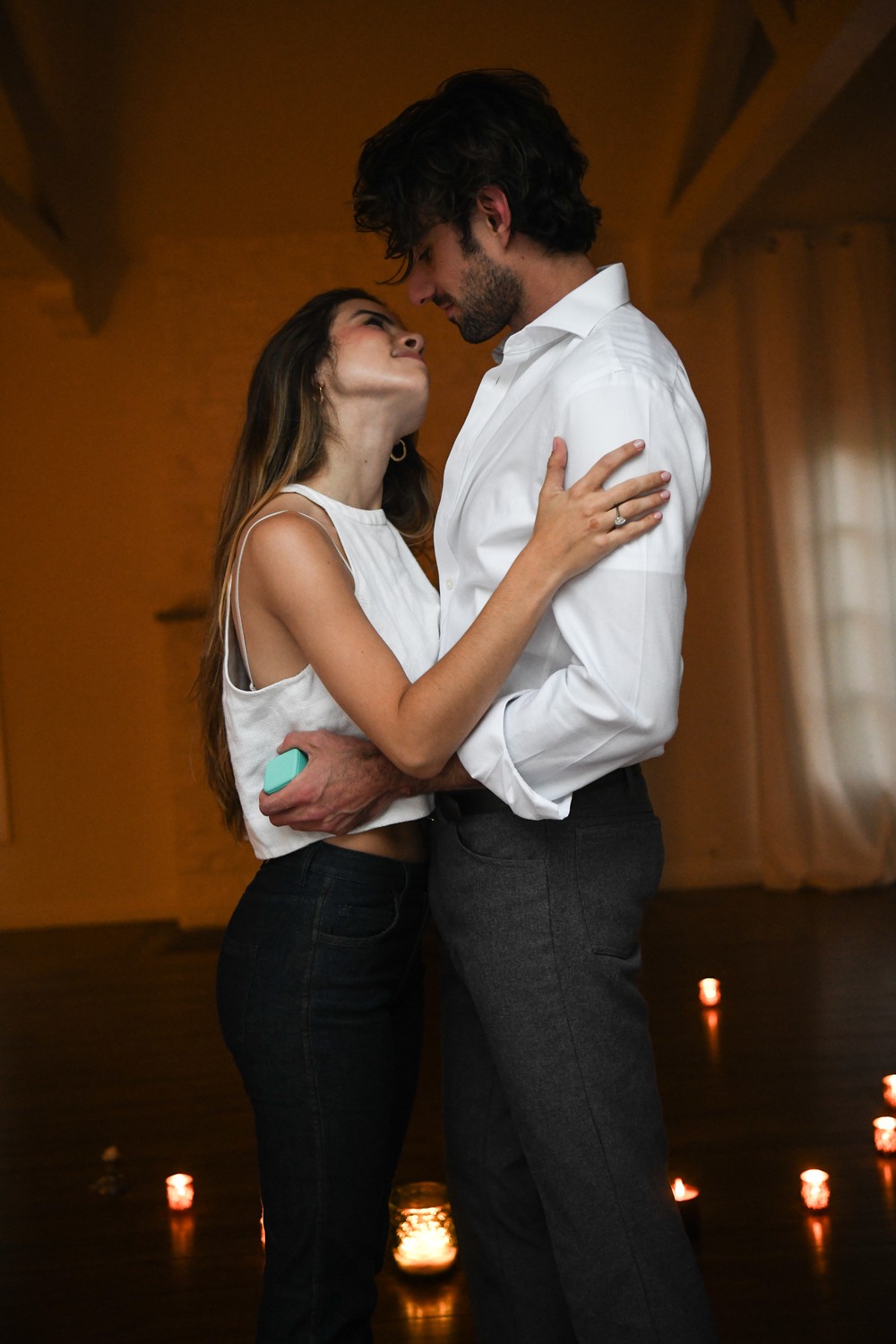 Com anel de diamante da Tiffany, Giulia fica noiva de Conor Kennedy