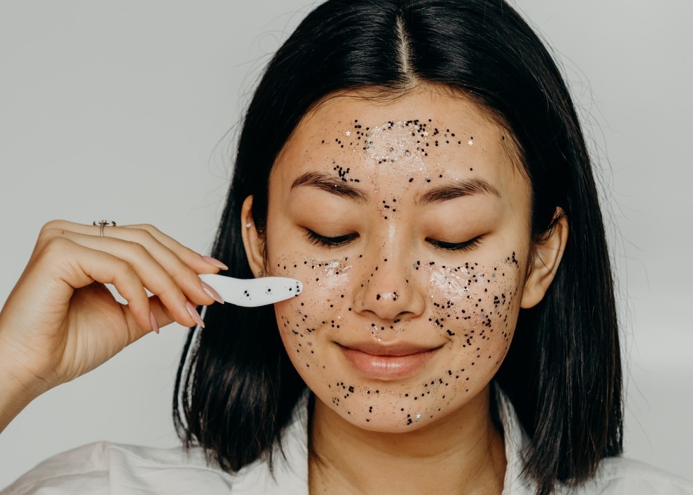 8 esfoliantes faciais definitivos para dar vida nova à pele