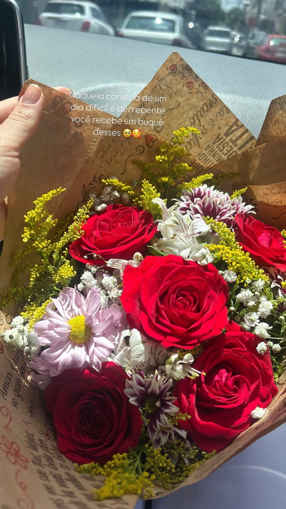 Calita Franciele é surpreendida por presentes do noivo, Amado Batista ...