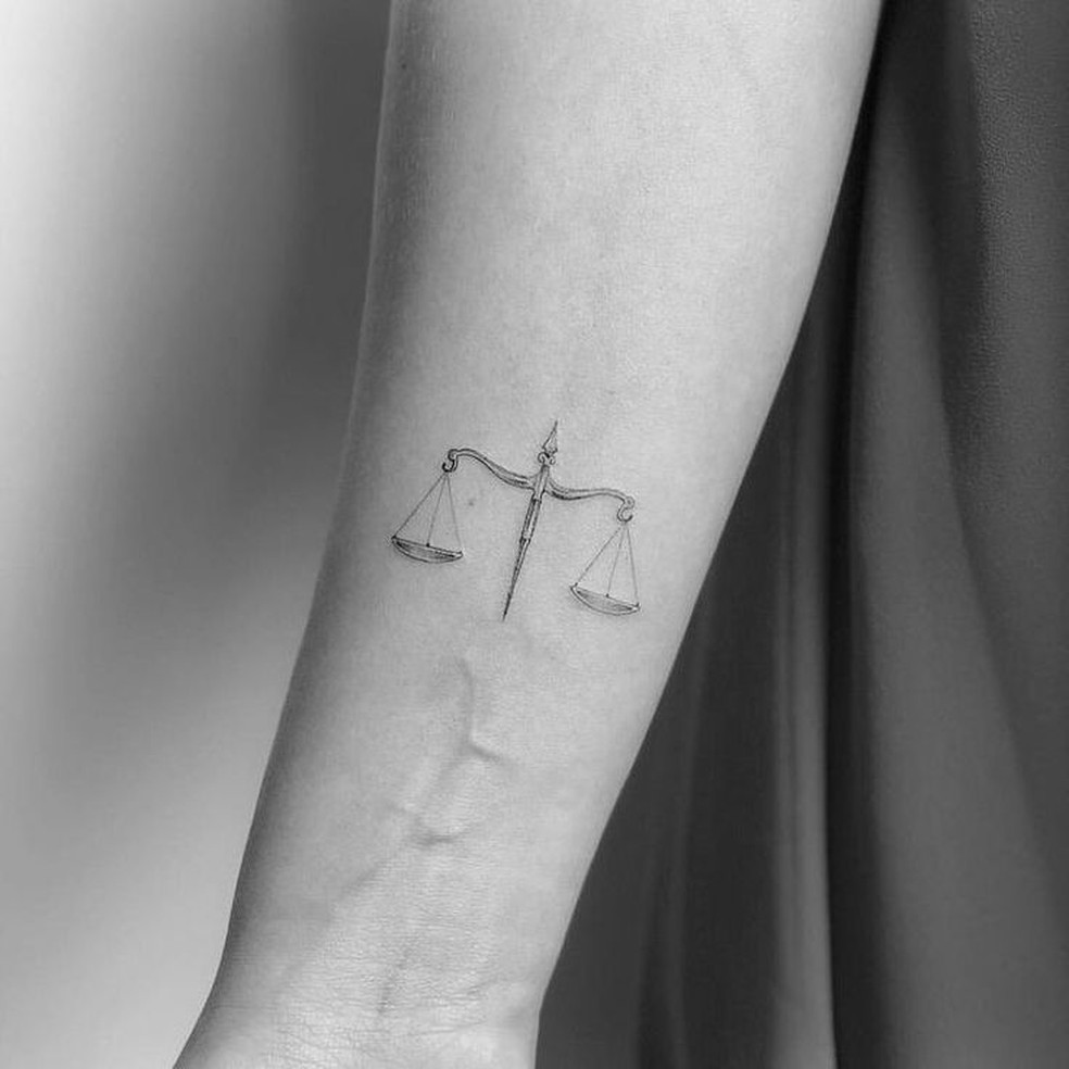 Tatuagem para o signo Libra feminina: ideias para se inspirar em 2025