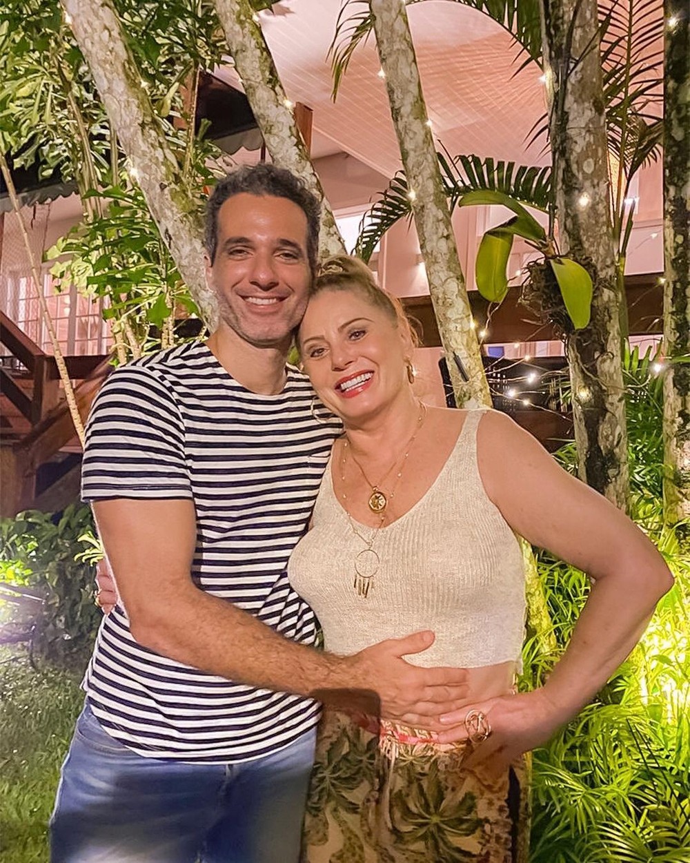 Vera Fischer aposta em look de barriga de fora para festejar: 'Maravilhosa'