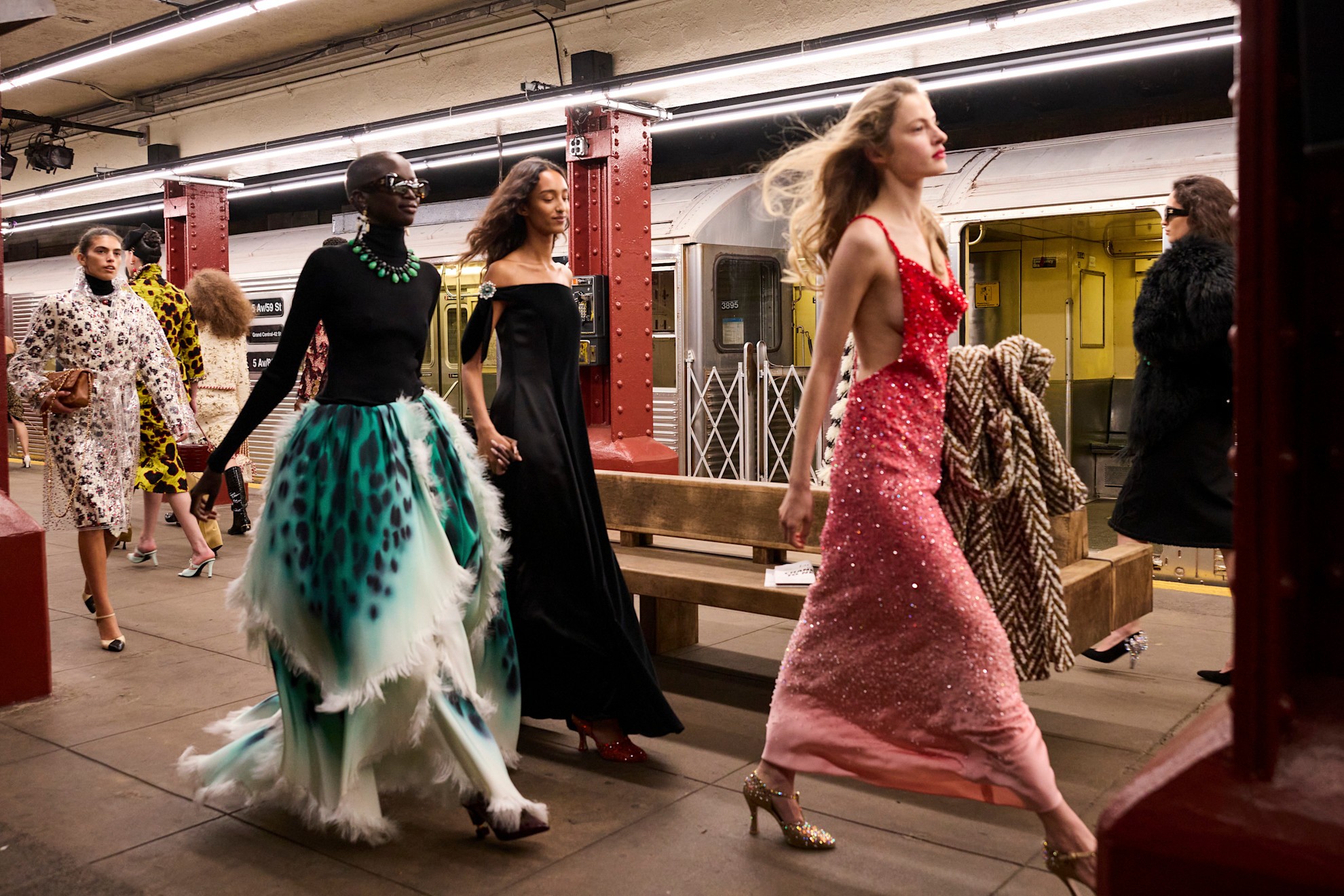 Em estação de metrô, desfile de Métiers d‘Art da Chanel é uma carta de ...
