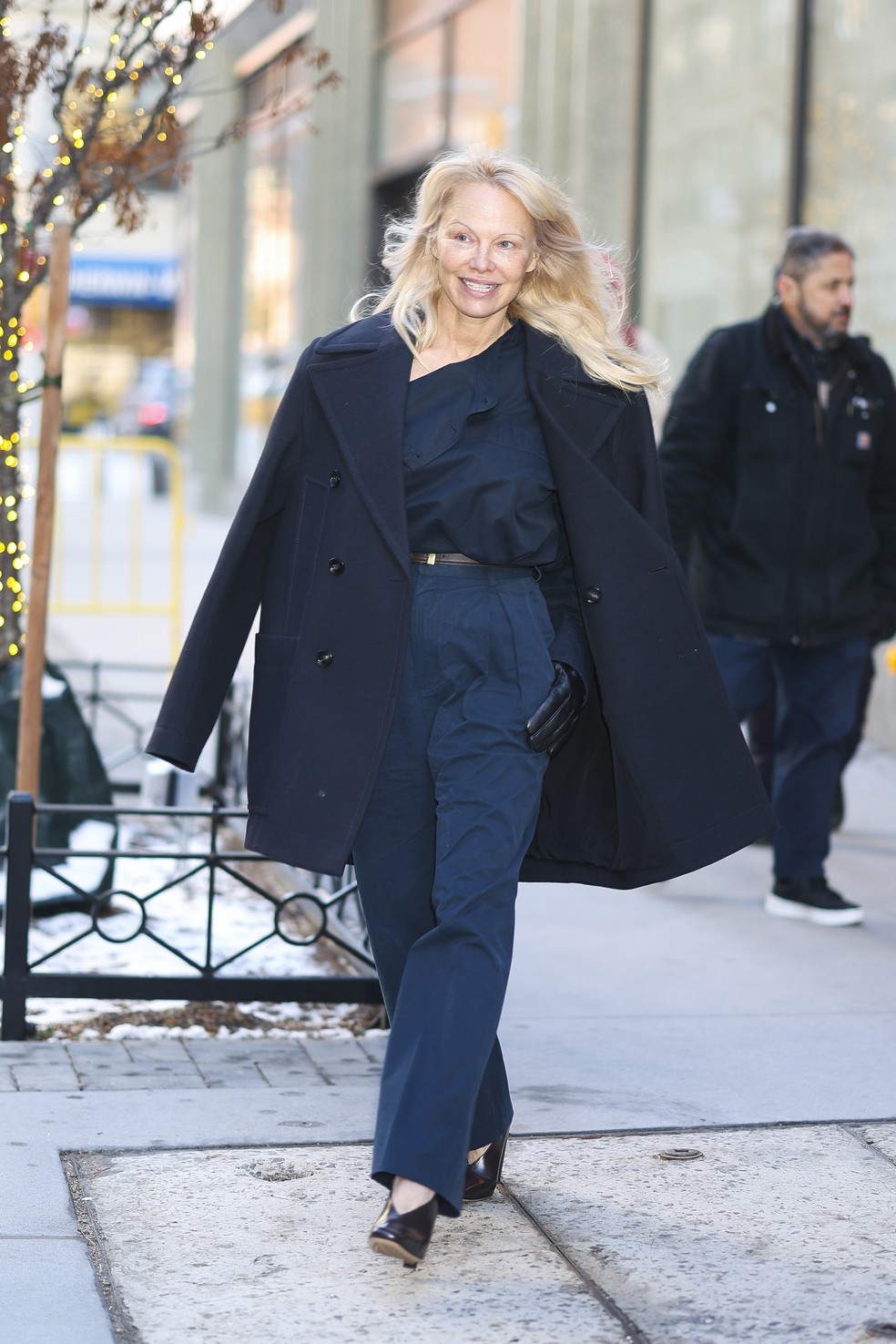 O que os looks recentes de Pamela Anderson dizem sobre a nova fase da atriz