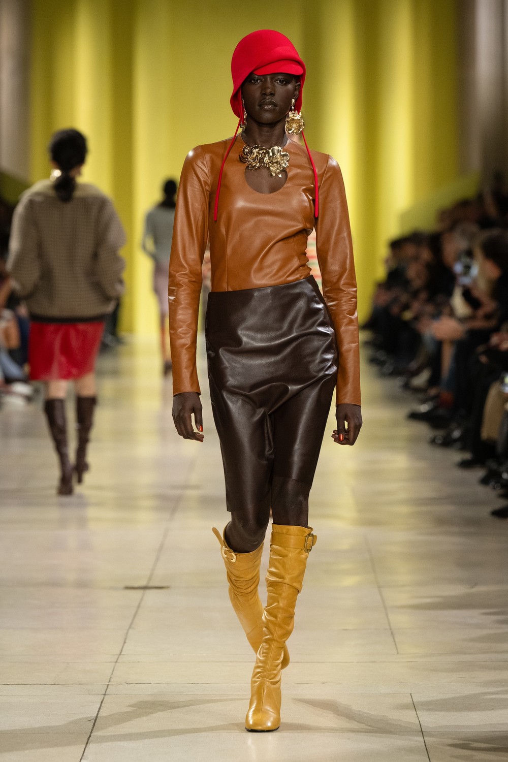 Miu Miu transforma guarda-roupa da vovó em looks-desejo no Inverno 25