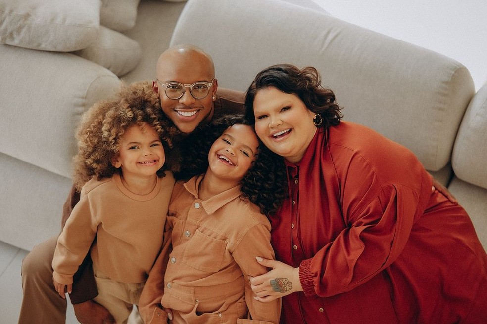 Thais Carla posa com o marido e os filhas em ensaio: 'A família é o bem ...