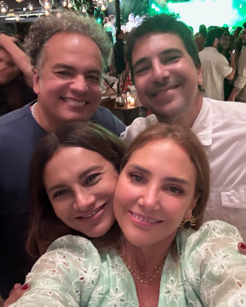 Com time de famosos, Heloisa Périssé abre álbum de aniversário da irmã ...