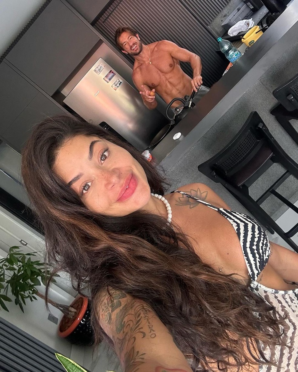 Aline Campos renova bronze e leva beijo no bumbum do namorado, Felipe Von Borstel; fãs elogiam ...