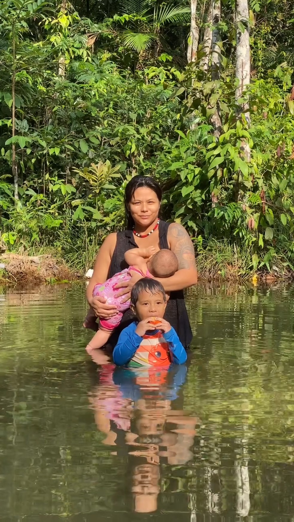 Lembra dela? Eunice Baía, dos filmes 'Tainá', visita a vila onde nasceu ao lado dos filhos
