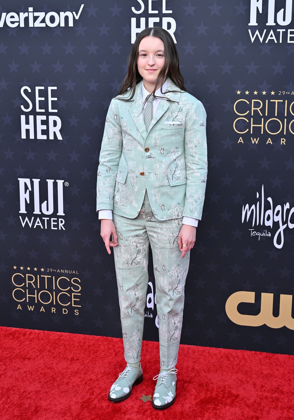 6 vezes em que Bella Ramsey quebrou padrões com looks boyish