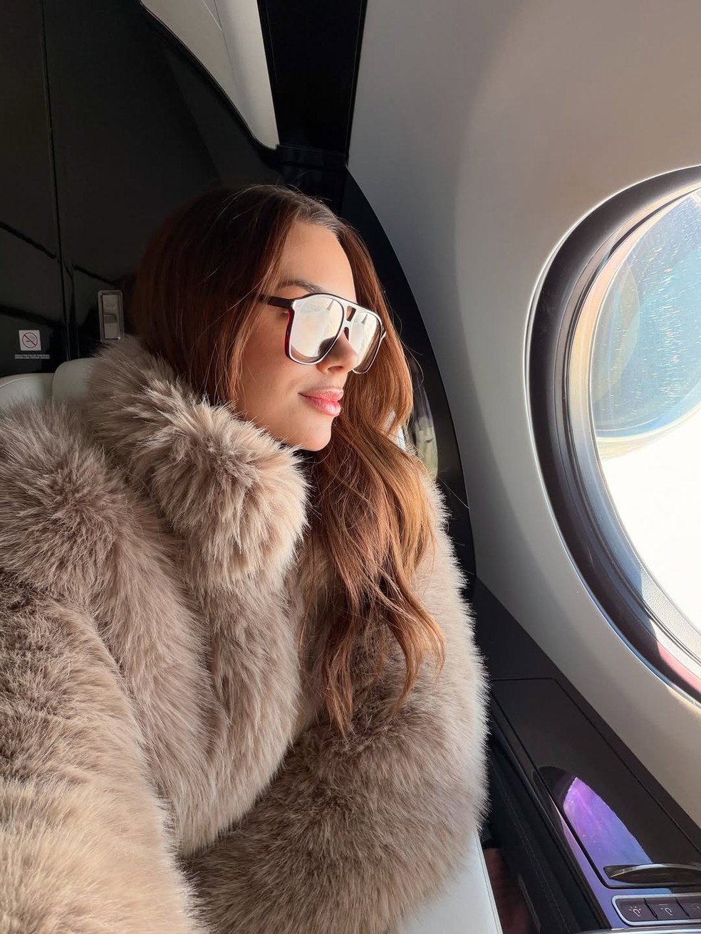Bruna Biancardi posa com bolsa queridinha de Virgínia em jatinho particular