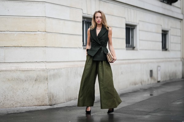 6 combinações de roupa para sair no calor sem sofrer