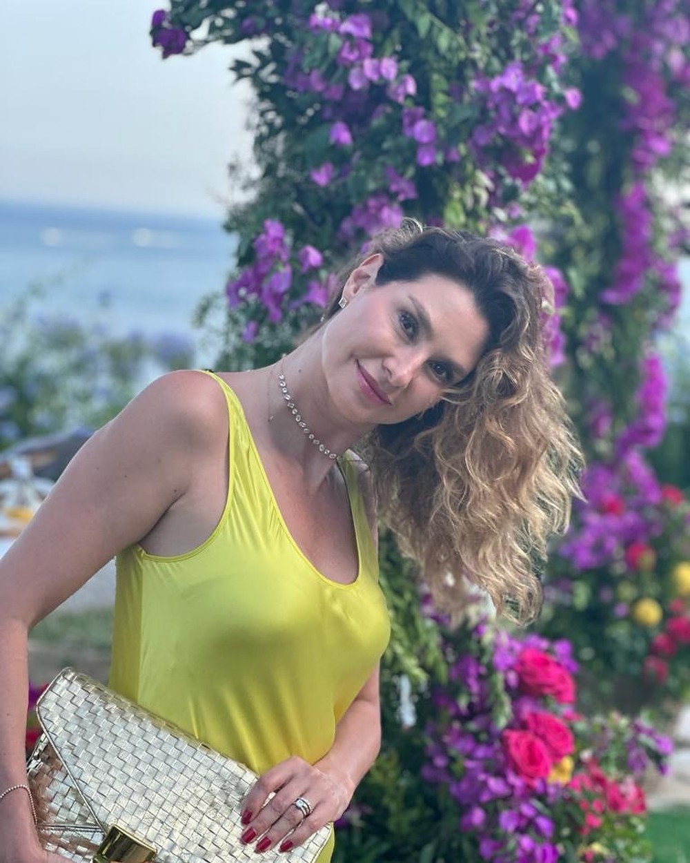 Lavínia Vlasak publica foto raríssima com o marido em casamento na Itália