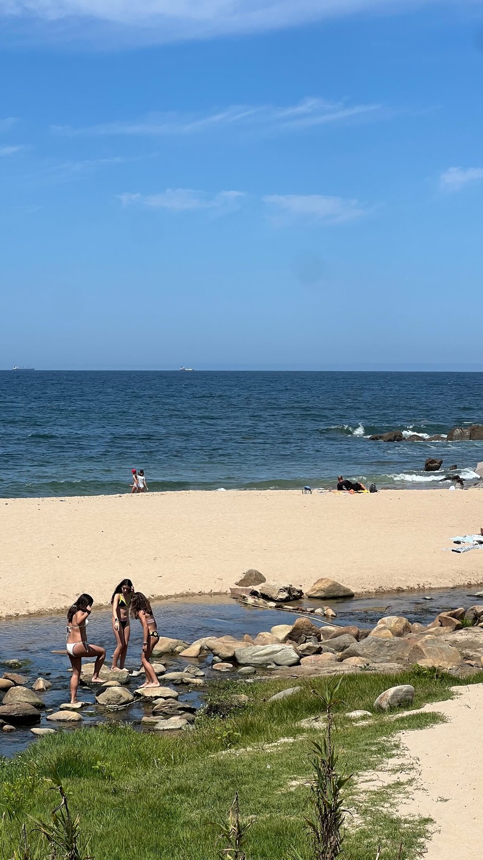 Mariana Goldfarb deixa tatuagens à mostra ao renovar o bronzeado na praia